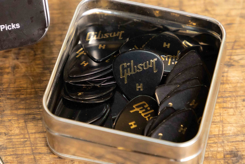 GIBSON GUITAR PICK TIN HEAVY (50 PCS.) – Clingan Guitars
